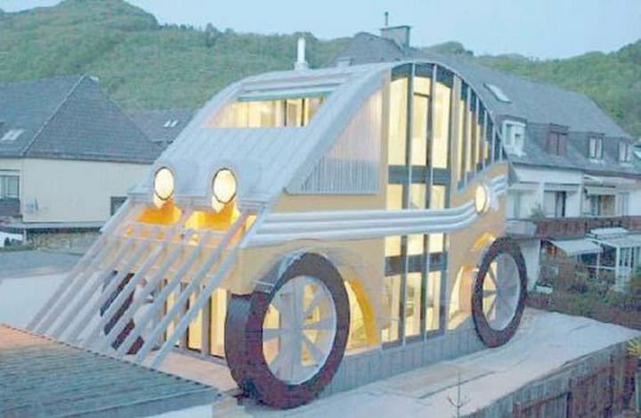 24 Weird and Funny Houses