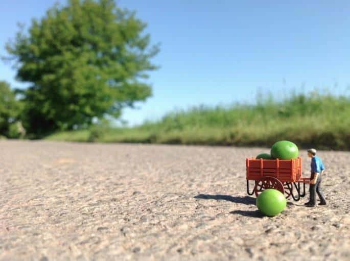 Artist Captures Tiny People in the Real World (11 Pics)