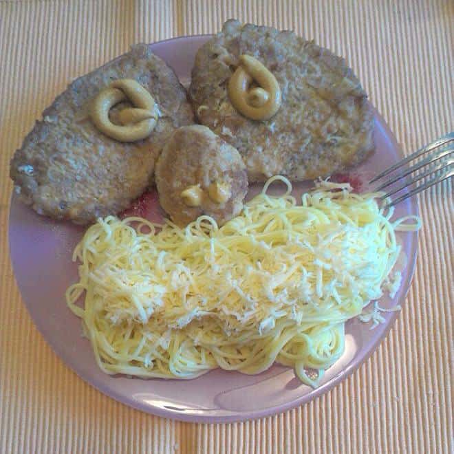 Sad Meals for One (15 Pics)