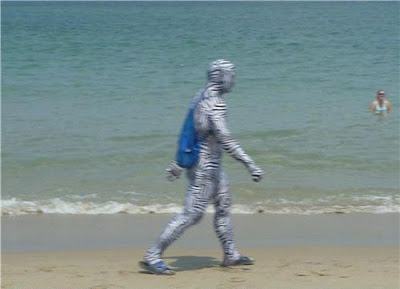 20 Funny Beach Pics That Will Make You Wish Summer Could Last Forever